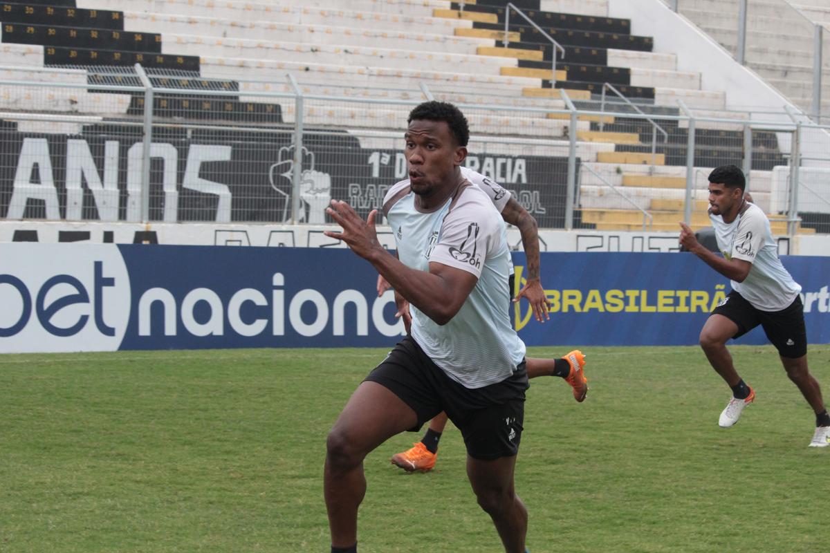 Hélio dos Anjos destaca briga pelo acesso