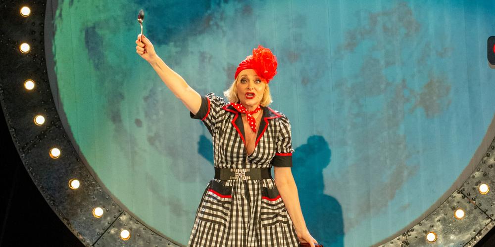 Alexandra Richter conduz a comédia “Uma loira na lua”