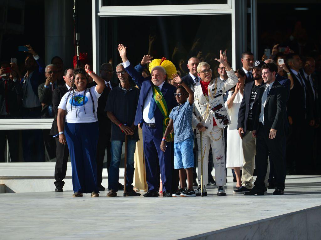 Lula sobe a rampa do Palácio e recebe faixa presidencial das mãos de ... Lula sobe a rampa do Palácio e recebe faixa presidencial das mãos de ...