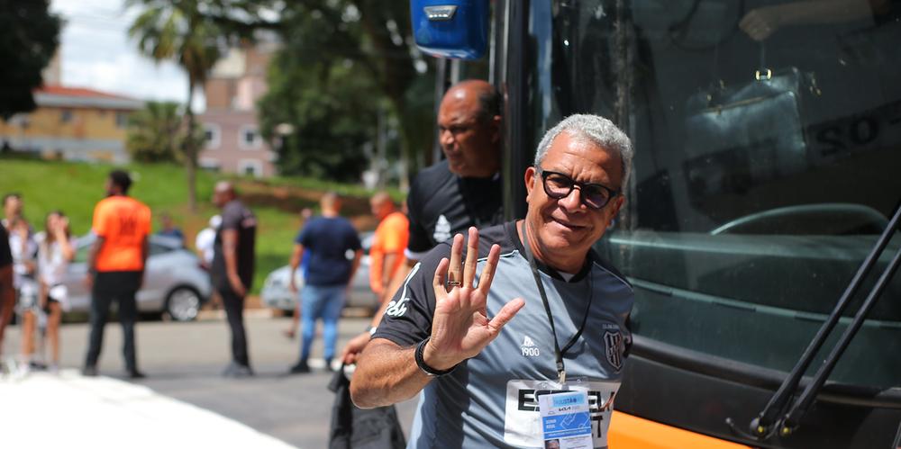Hélio dos Anjos completa um ano de Ponte