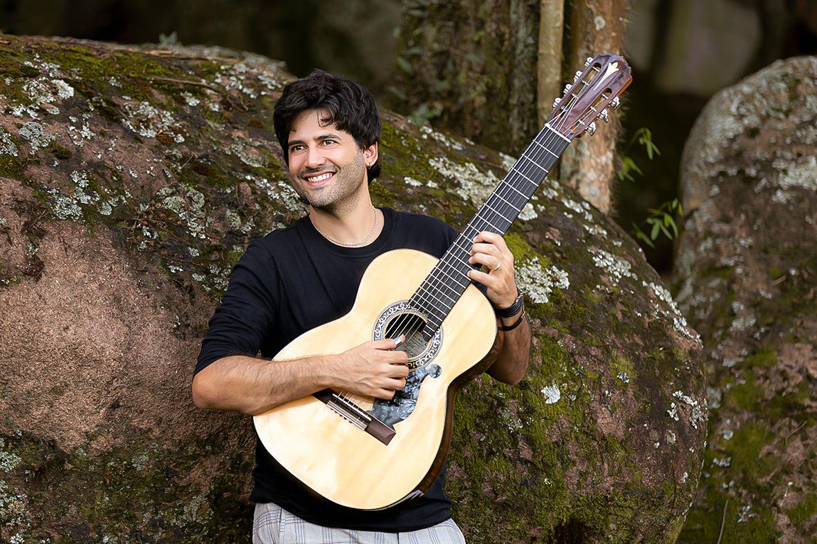 Músico campineiro faz show solo com o violão de 7 cordas de aço