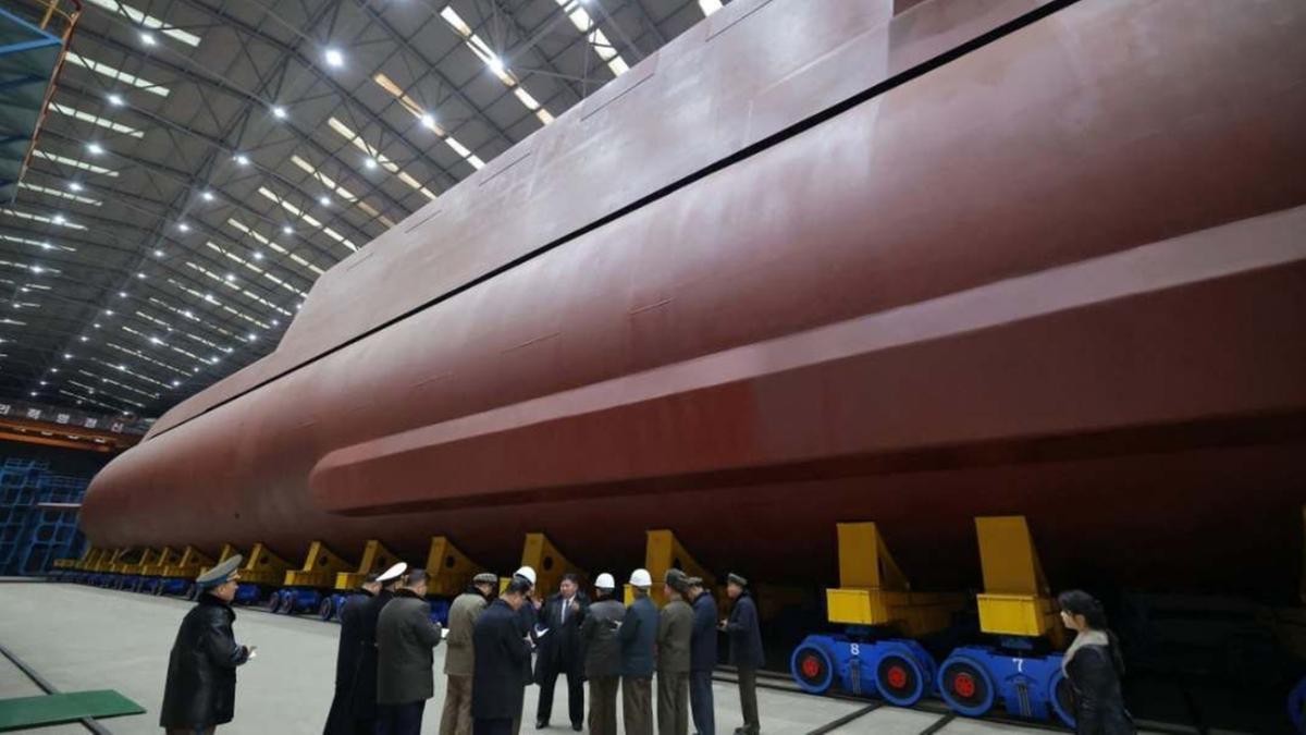 Coreia do Norte divulga fotos de submarino nuclear em visita de Kim Jong Un