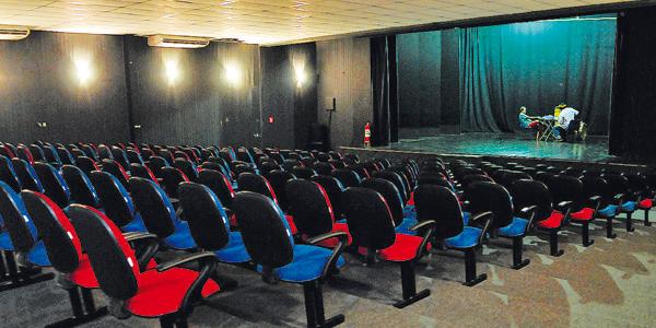 Teatro Maria Monteiro recebe melhorias